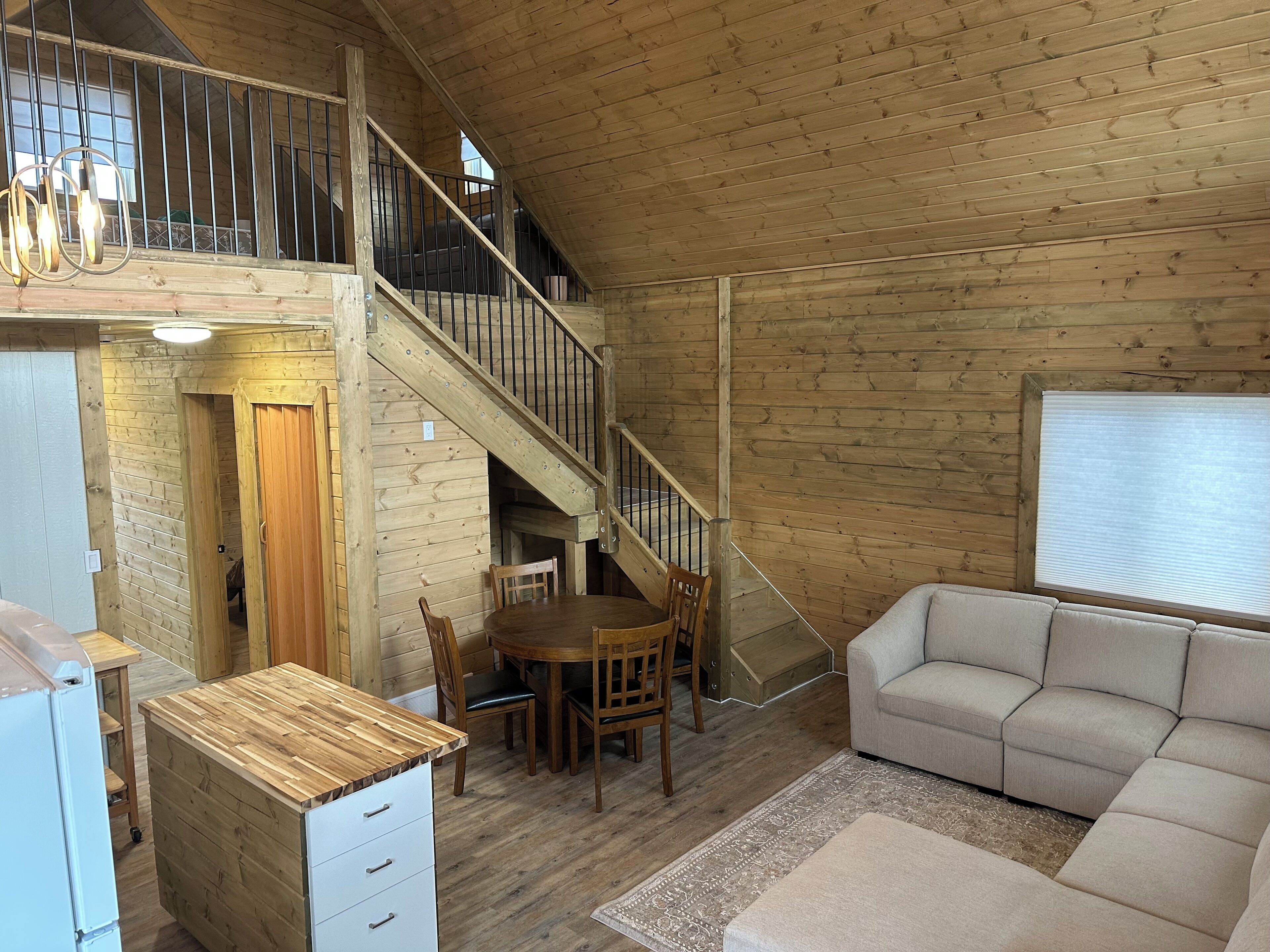 Kabin Life With Keesca Kabin. Relax After A Day Of Sightseeing In The Rockies. - Hinton