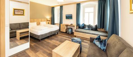 Quarto triplo conforto, vista para a cidade | Cofres nos quartos, espaço de trabalho para notebook, cortinas blackout