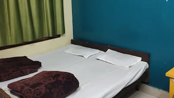 Quarto Duplo Deluxe, Vista para a cidade | Wi-fi grátis, roupa de cama fornecida