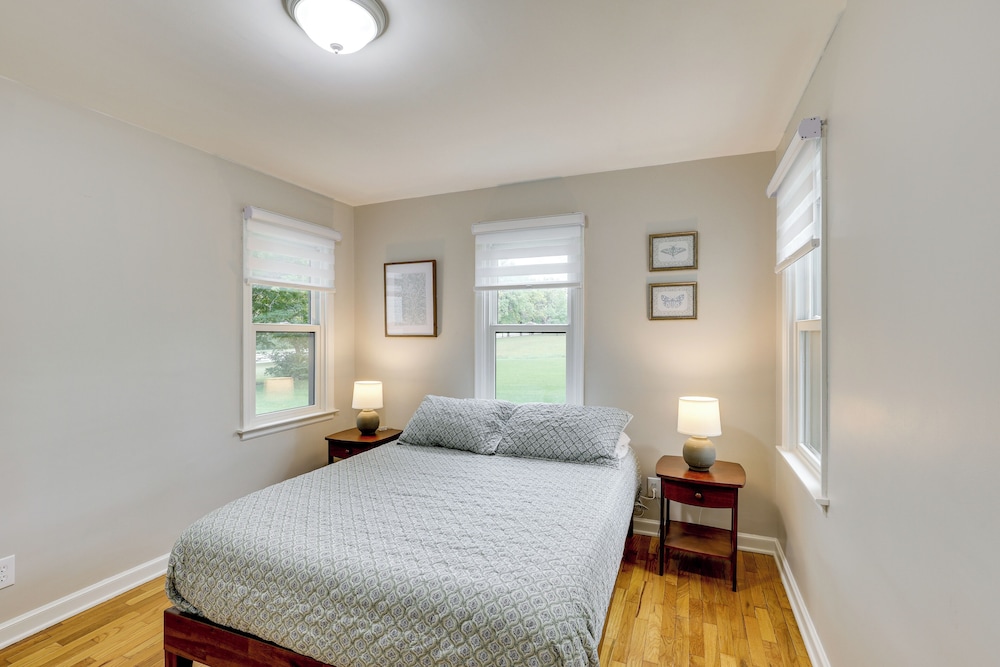Topeka Farmhouse Hideaway: 5 Mi to Downtown! - Topeka | Vrbo