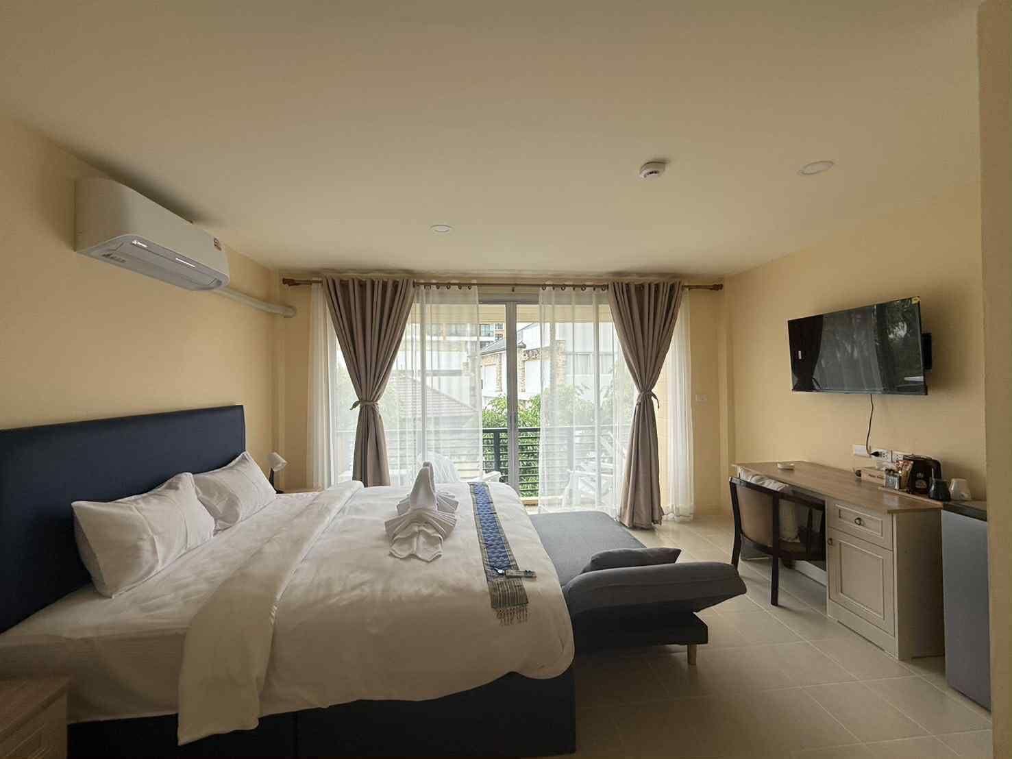 Quarto Duplo Superior, vista para o jardim | Secretária, secretária adequada para computadores portáteis 