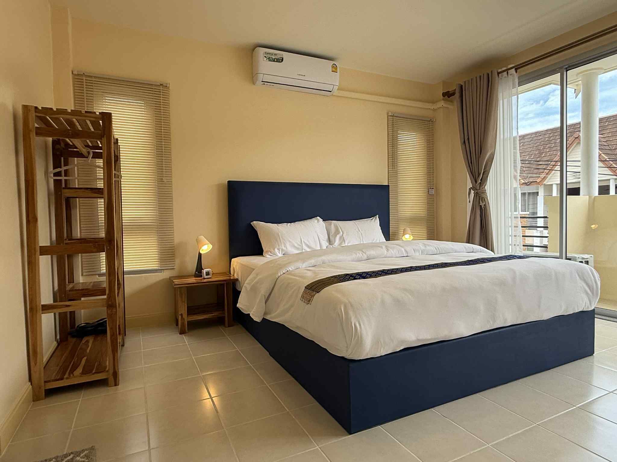 Quarto Duplo, 1 cama king-size, Vista para a cidade | Secretária, secretária adequada para computadores portáteis 