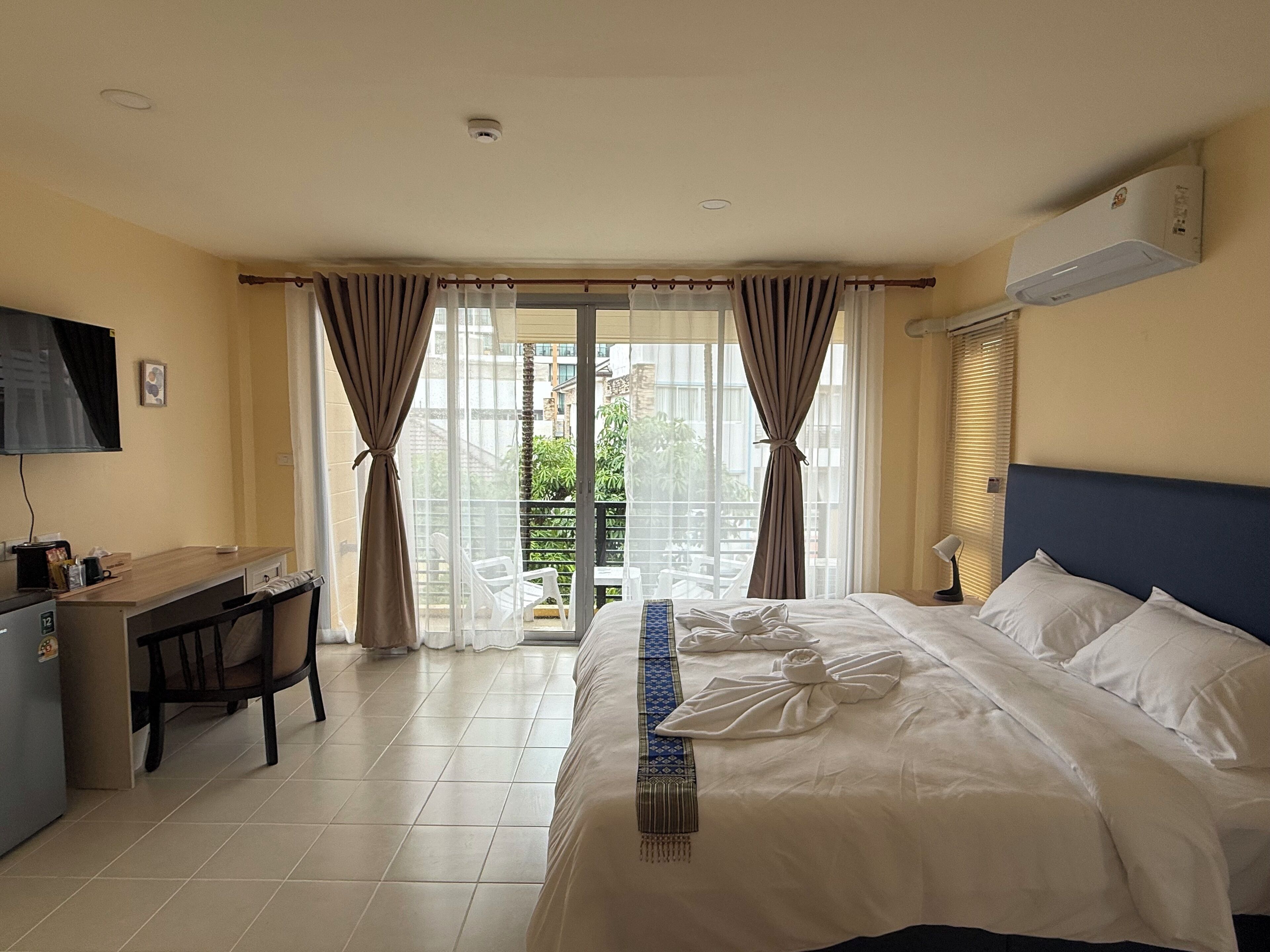 Quarto casal luxo, vista para o jardim | Escrivaninha, espaço de trabalho para notebook