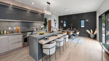 Casa de Luxo, várias camas, banheira de hidromassagem grande, vista para a montanha (Farley Court) | Cozinha privada