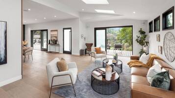 Casa de Luxo, várias camas, banheira de hidromassagem grande, vista para a montanha (Farley Court) | Sala de estar