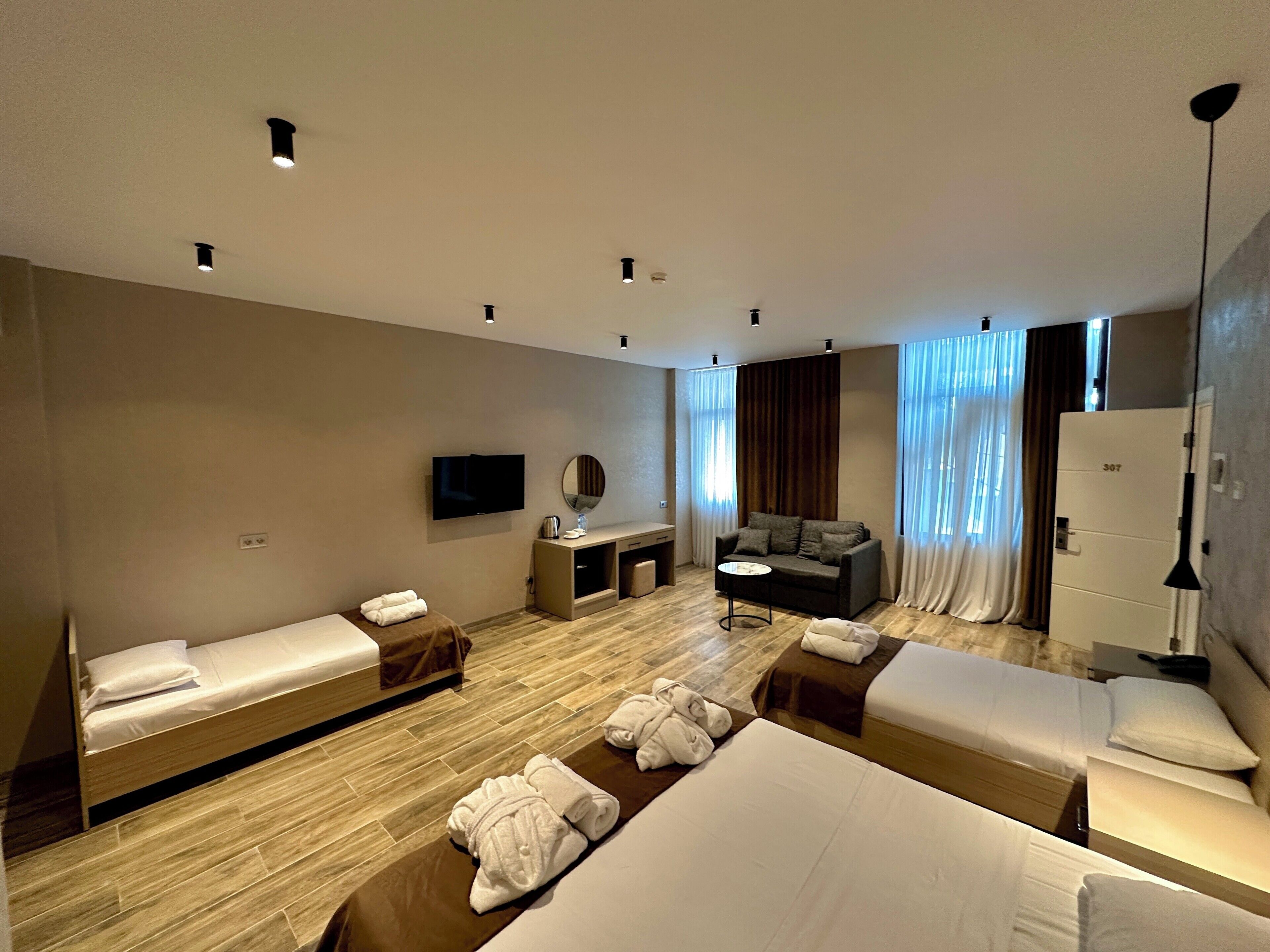 Quarto quádruplo família, várias camas | Wi-Fi de cortesia