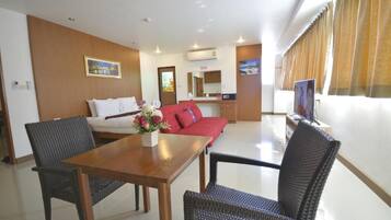 Suite Cidade, Vista para a cidade | Cofre no quarto, secretária, cortinas/cortinados opacos, Wi-fi grátis