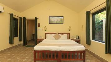 Quarto de hotel com cama de madeira, um quadro na parede e vista para o exterior pela janela.