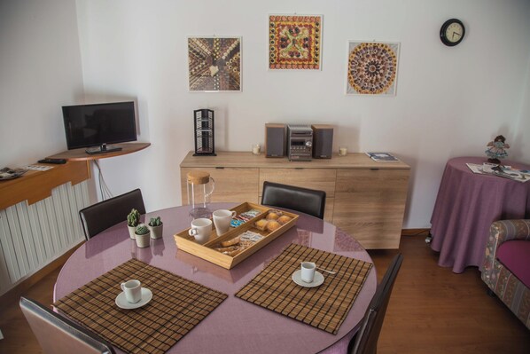 Apartamento Familiar, varanda, Vista para a cidade | Sala de estar | Televisor LED de 30 polegadas com canais digitais 