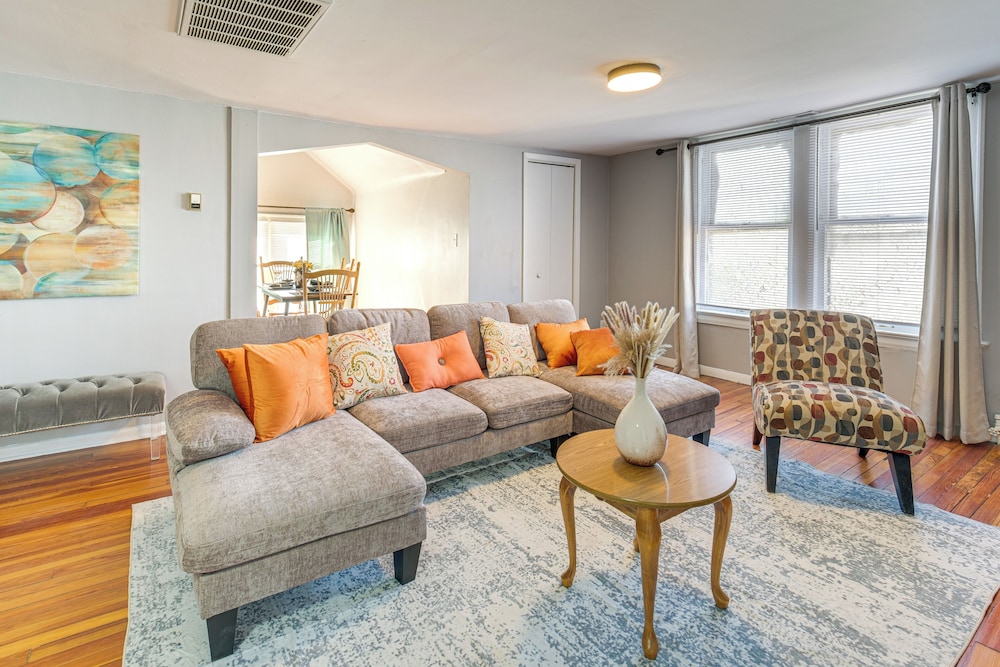 Walk To Coventry Village: Charming Top-floor Unit! - Northfield, OH