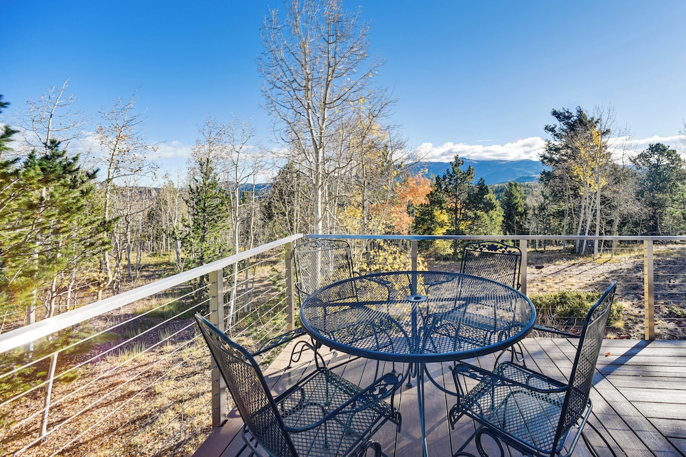 Hot Tub & Peak Views: Cripple Creek Cabin - Colorado
