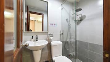 Quarto Duplo, 1 cama queen-size | Casa de banho | Um polibã, artigos de higiene pessoal grátis, um secador de cabelo
