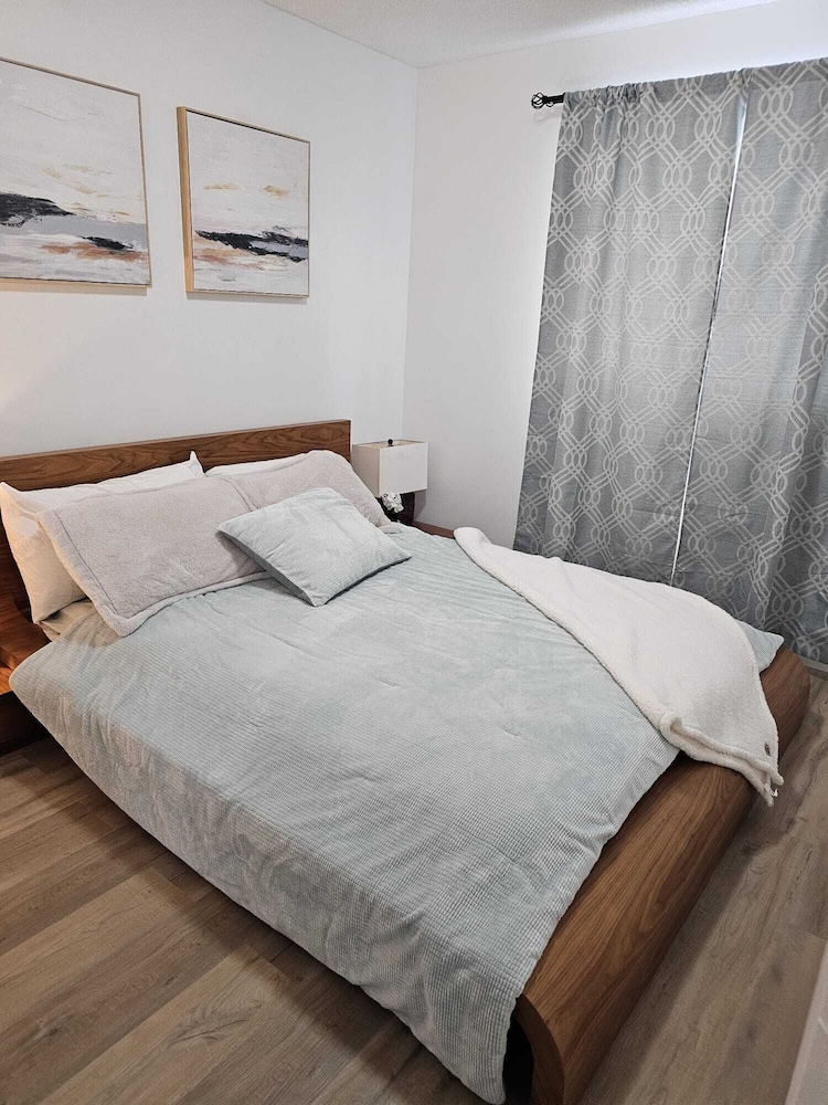The Luxury Blue House | Hot Tub + Backyard Oasis - Calgary | Vrbo