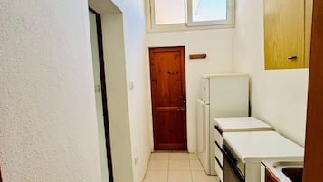 Apartamento | Kitchenette privada | Mesas de jantar