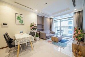 Apartamento lua de mel, sacada, vista para a cidade | Escrivaninha, espaço de trabalho para notebook, Wi-Fi de cortesia