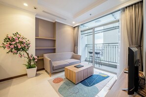 Apartamento lua de mel, sacada, vista para a cidade | Escrivaninha, espaço de trabalho para notebook, Wi-Fi de cortesia