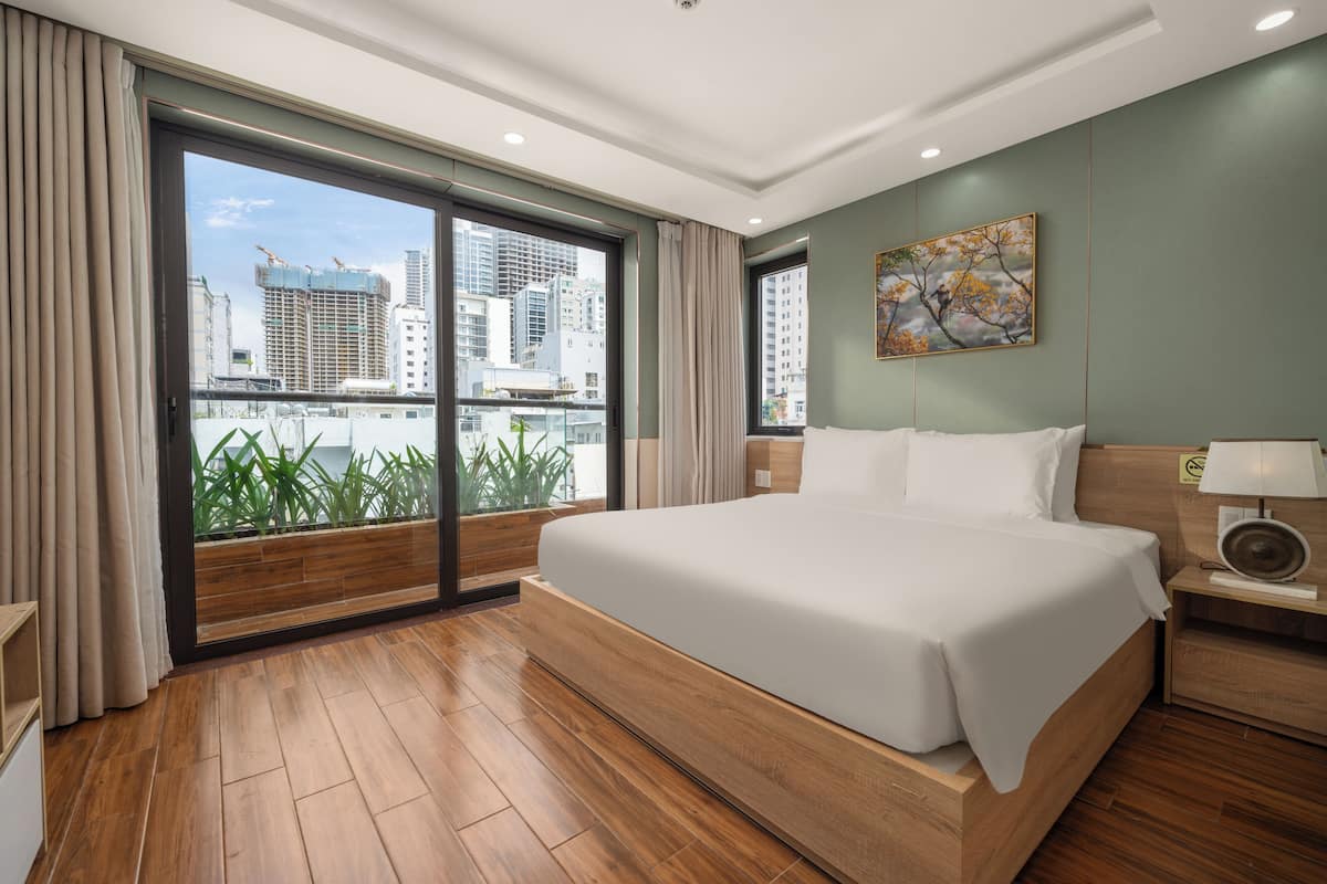 Quarto Duplo Deluxe, 1 cama king-size, varanda, Vista para a cidade | Minibar, secretária, secretária adequada para computadores portáteis