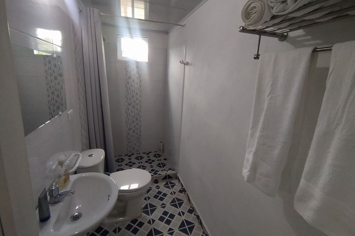 Quarto Quádruplo Standard | Casa de banho | Um polibã, toalhas fornecidas, sabão, champô