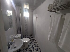 Quarto Quádruplo Standard | Casa de banho | Um polibã, toalhas fornecidas, sabão, champô