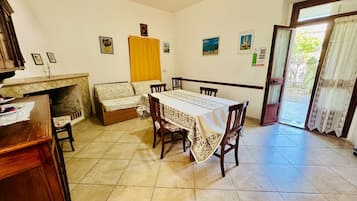 Apartamento | Sala de estar | Televisor de ecrã plano de 22 polegadas com canais por cabo