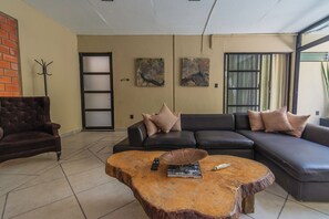 Casa Design, pátio | Sala de estar | Smart TV de 45 polegadas com canais digitais 