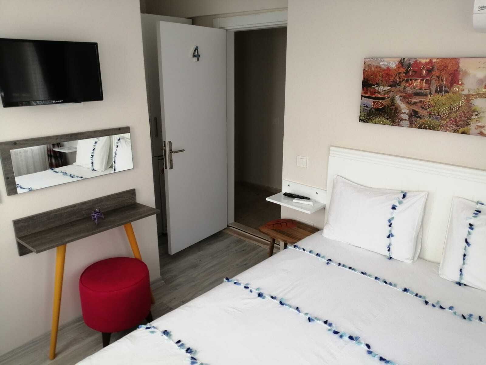 Quarto Clássico com Cama de Casal, 1 quarto, não fumadores, casa de banho anexa | Secretária, secretária adequada para computadores portáteis 