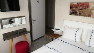 Quarto Clássico com Cama de Casal, 1 quarto, não fumadores, casa de banho anexa | Secretária, secretária adequada para computadores portáteis