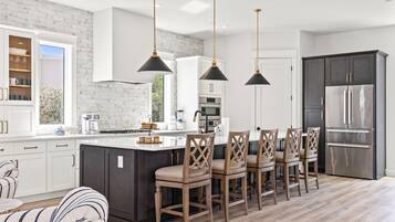 Casa, várias camas, acesso à piscina, vista para a piscina (34 Mary St) | Cozinha privada