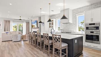 Casa, várias camas, acesso à piscina, vista para a piscina (34 Mary St) | Cozinha privada