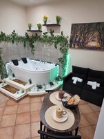 Suíte superluxo, 1 cama King, sacada, vista para a cidade | Escrivaninha, espaço de trabalho para notebook, cortinas blackout