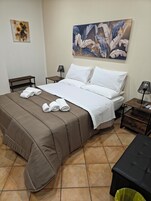 Quarto casal conforto, vista para o pátio | Escrivaninha, espaço de trabalho para notebook, cortinas blackout