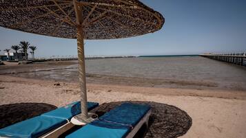 Uma praia privada, bares na praia