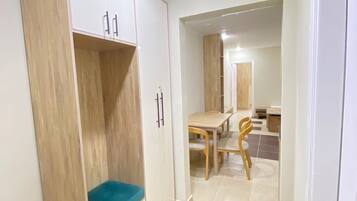 Estúdio Básico, vista para a piscina | Secretária adequada para computadores portáteis, Wi-fi grátis