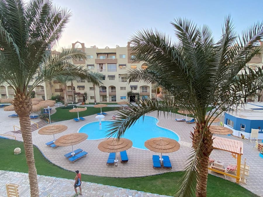 Studio with Pool View R-1521 | Com decoração personalizada, com mobília individualizada, secretária