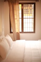 Quarto casal luxo, sacada, vista para a cidade | Wi-Fi de cortesia