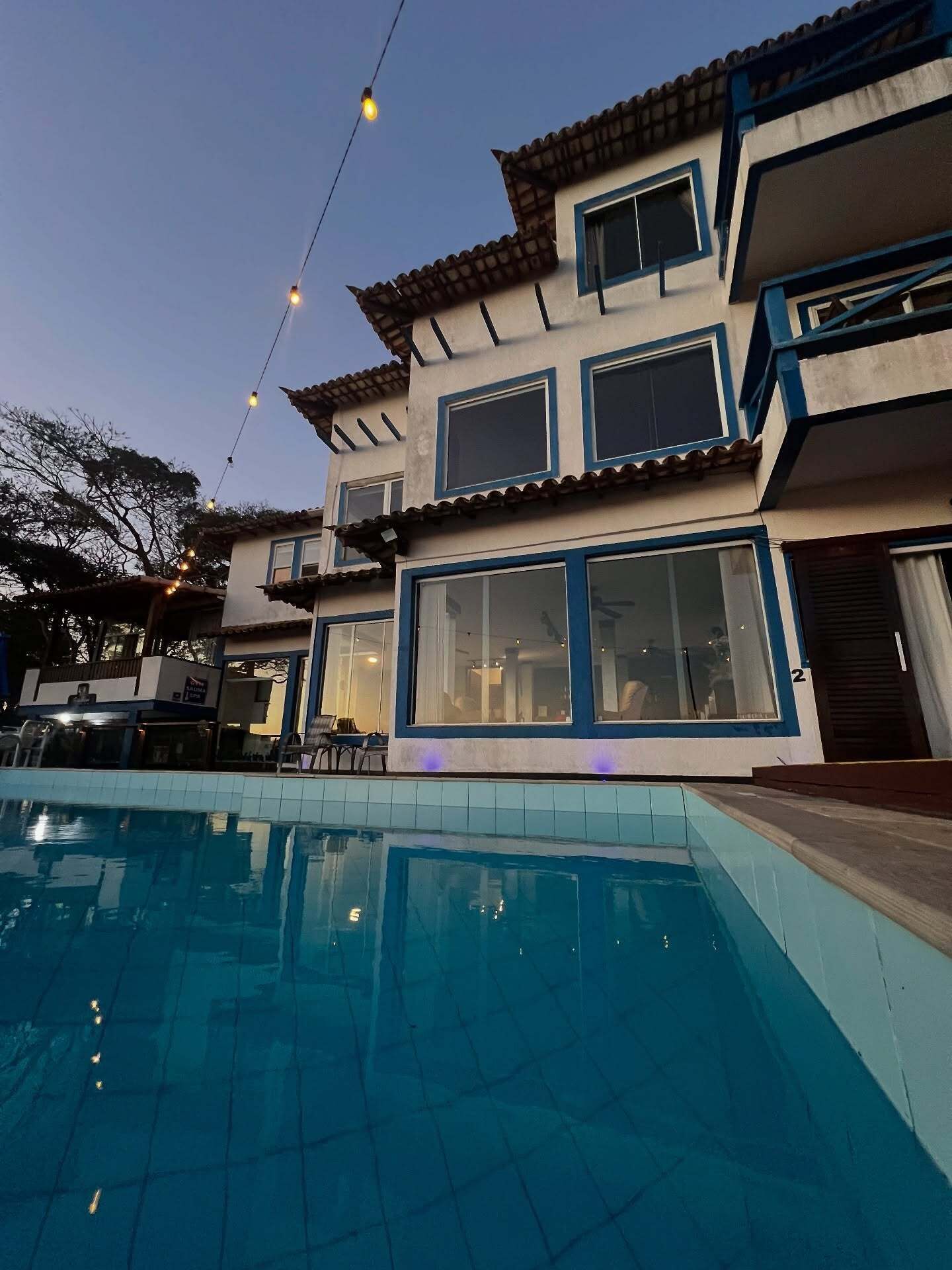 Piscina externa, guarda-sóis, espreguiçadeiras