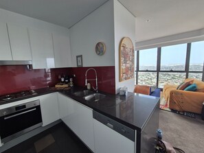 Apartamento Design, vista para o rio | Cozinha privada | Uma máquina de café expresso, uma cafeteira/bule, uma chaleira elétrica 