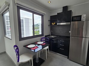 Apartamento, sacada, vista para a montanha | Cozinha americana privada