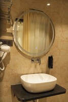 Quarto casal standard, vista para a cidade | Banheiro | Secador de cabelo, chinelos, toalhas de banho, sabonete