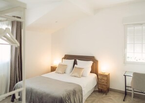 Apartamento Deluxe, pátio, vista para o jardim | Ferro/tábua de engomar, Wi-fi grátis 