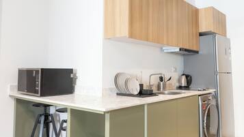 Apartamento, 1 quarto, vista para a cidade | Cozinha privada | Micro-ondas, talheres/pratos/utensílios de cozinha