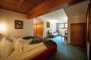 Suíte família, vista para a montanha | Cofres nos quartos, escrivaninha, espaço de trabalho para notebook