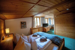 Suite, kitchenette, vista para a montanha | Cofre no quarto, secretária 