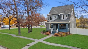 Walk Downtown + Hot Tub + Sauna + Game Room + Pets Reviews, Deals ...