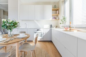 Apartamento, varanda | Ferro/tábua de engomar, Wi-fi grátis 