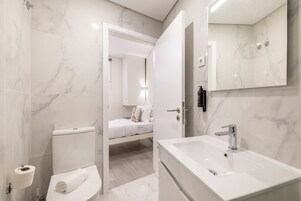 Apartamento Familiar | Casa de banho | Um chuveiro fixo, um secador de cabelo, toalhas fornecidas, sabão 