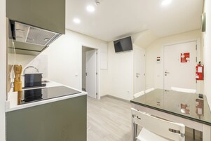 Apartamento Familiar, pátio | Cozinha privada | Um frigorífico, um micro-ondas, um forno, uma placa de cozinha 