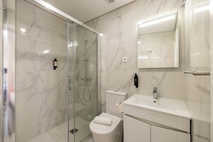 Apartamento Familiar, pátio | Casa de banho | Um chuveiro fixo, um secador de cabelo, toalhas fornecidas, sabão 
