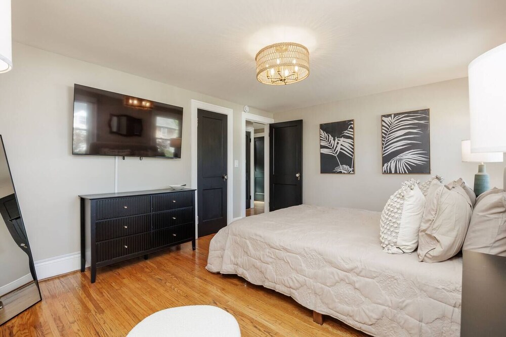Elegant 3BR Retreat - Near UofR, RIT & Golisano - Rochester | Vrbo
