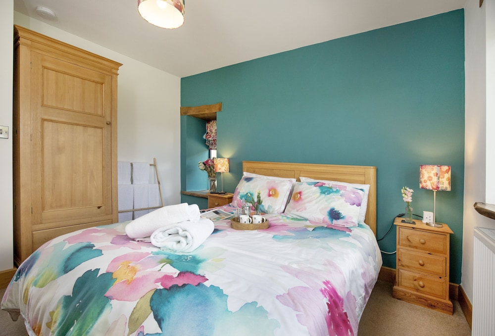 A stylish and comfortable countryside cottage set on a charming working ...